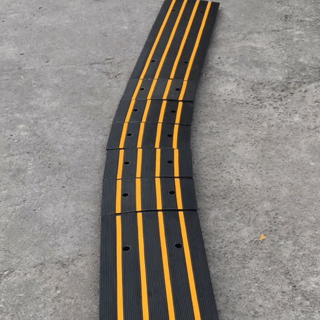 Heeve® Driveway Rubber Kerb Ramp Bend for Curved Rolled-Edge Kerb ...