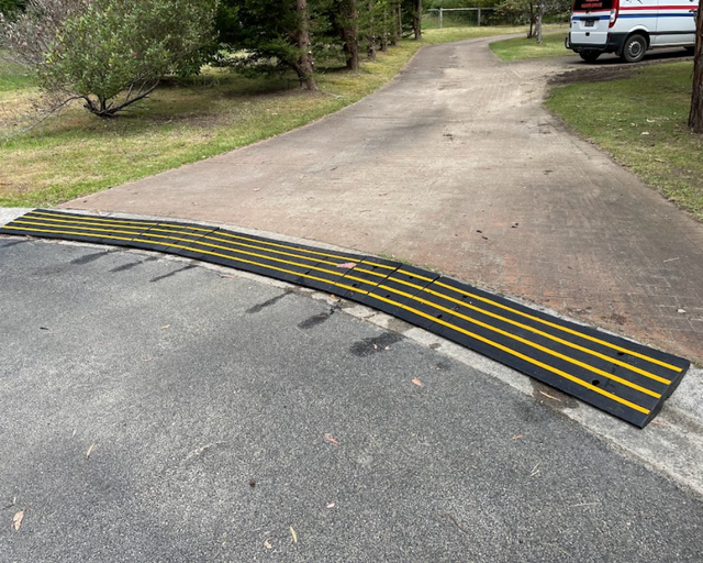 Heeve® Driveway Rubber Kerb Ramp Bend for Curved Rolled-Edge Kerb ...